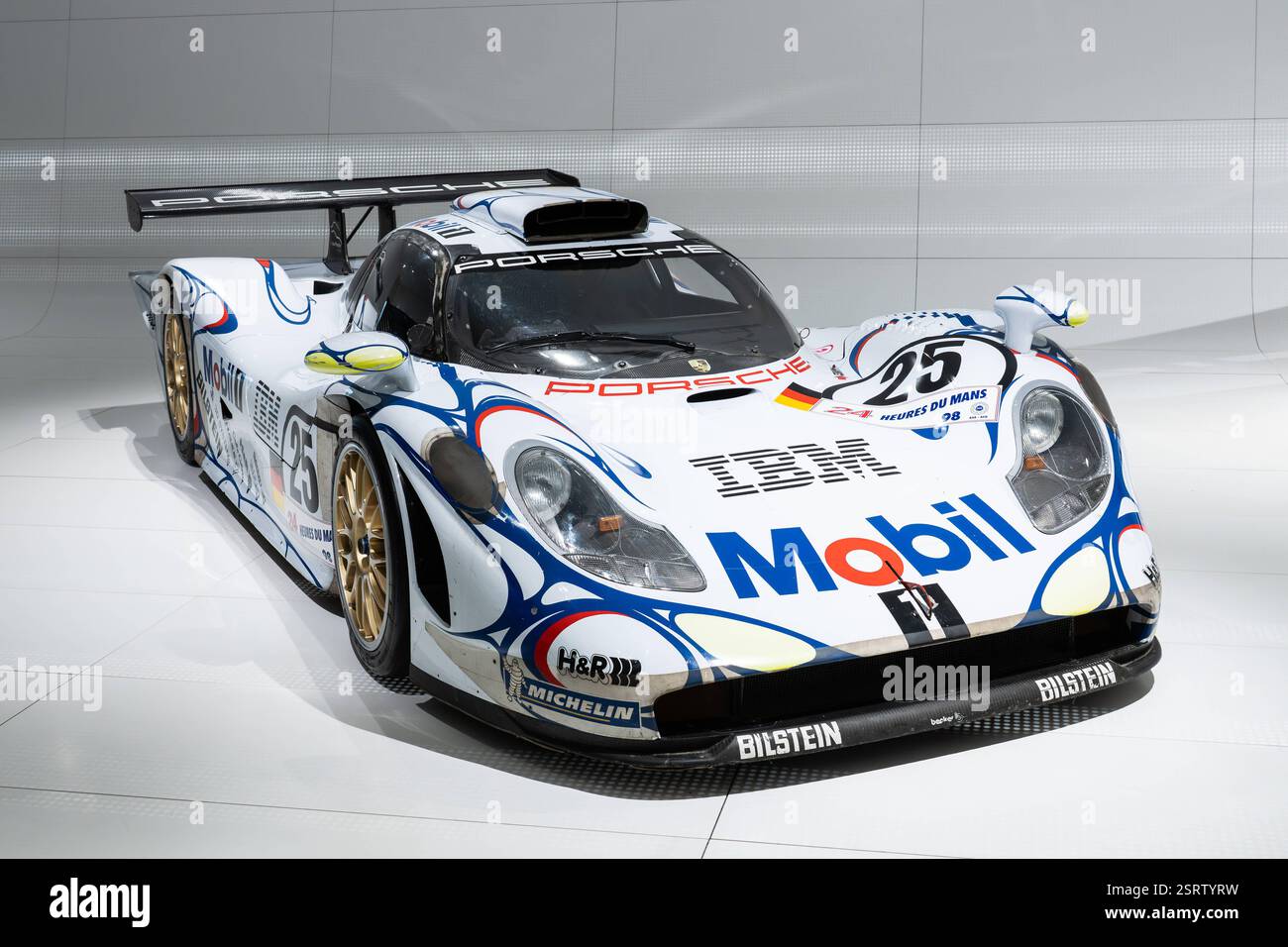 Ein Porsche 911 GT1 Rennwagen wird im Porsche Museum ausgestellt ...