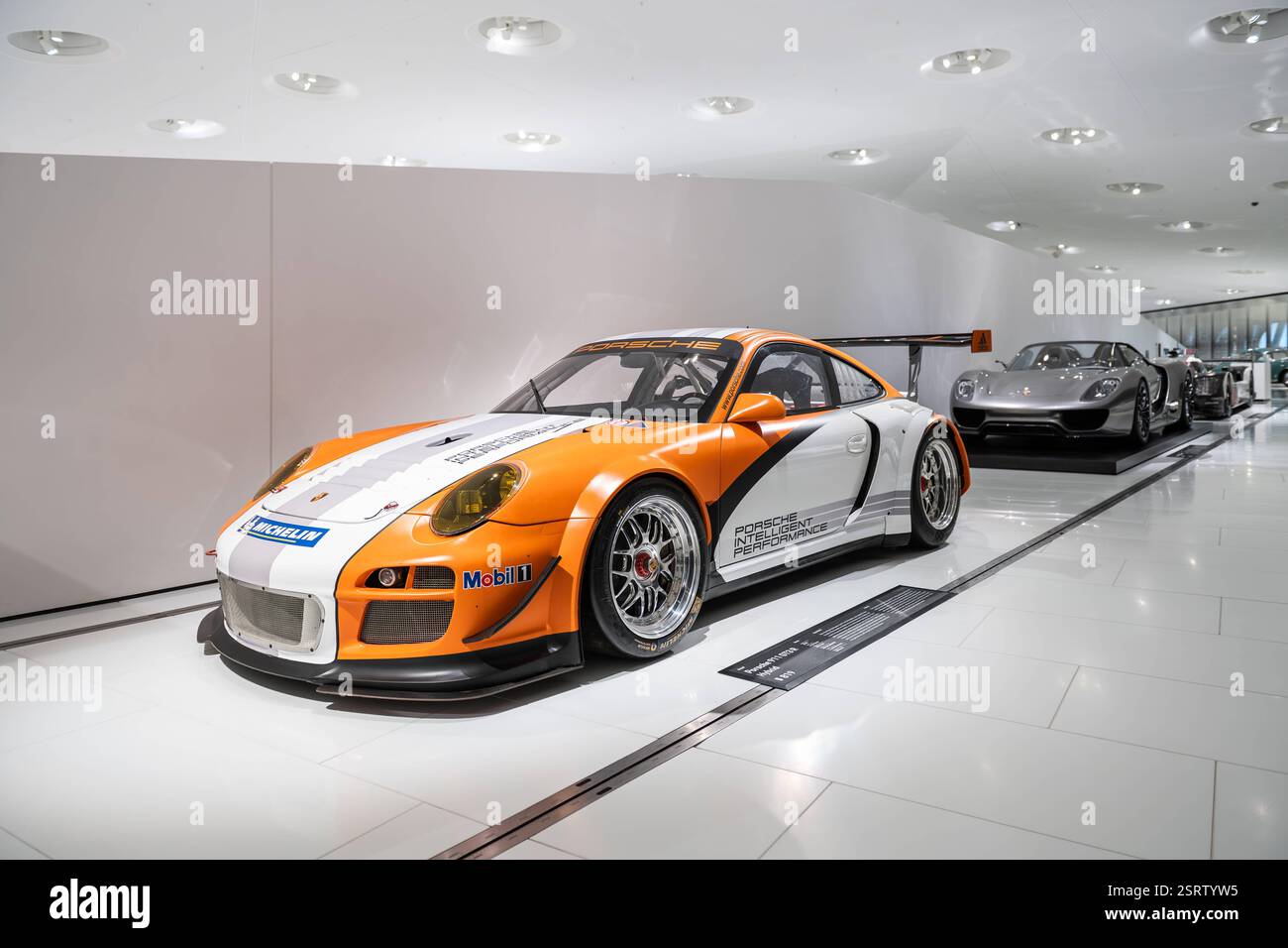 Ein Porsche 911 GT3 R Hybrid Rennwagen wird im Porsche Museum ...