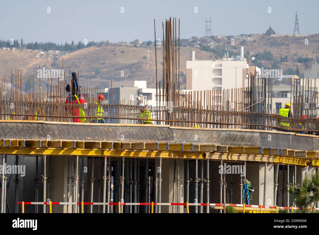 Building that is being built, concrete and sticking fittings ...