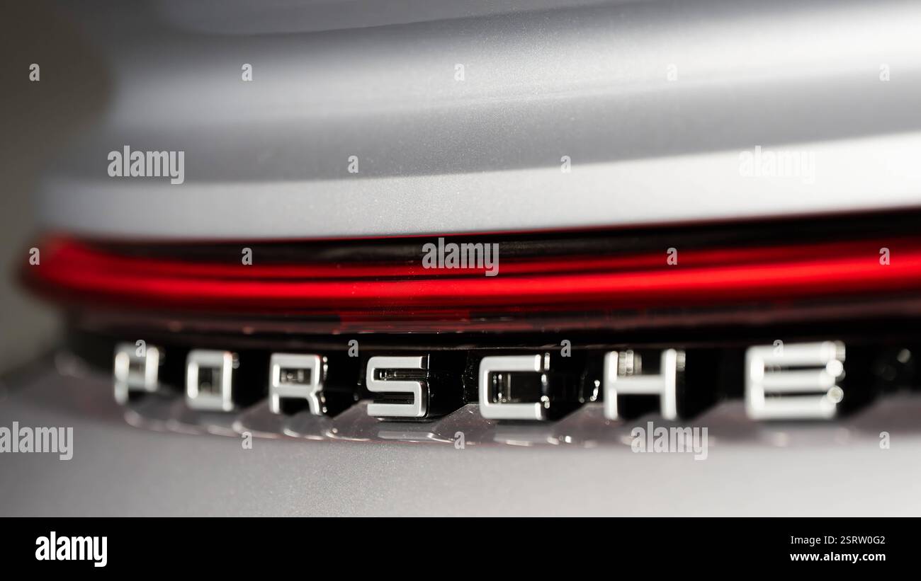 Der Schriftzug ãPorscheÒ ist auf einem Porsche 911 Turbo S im Porsche ...