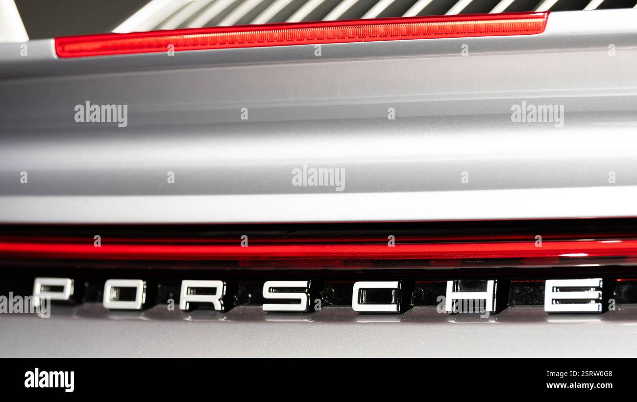 Der Schriftzug ãPorscheÒ ist auf einem Porsche 911 Turbo S im Porsche ...