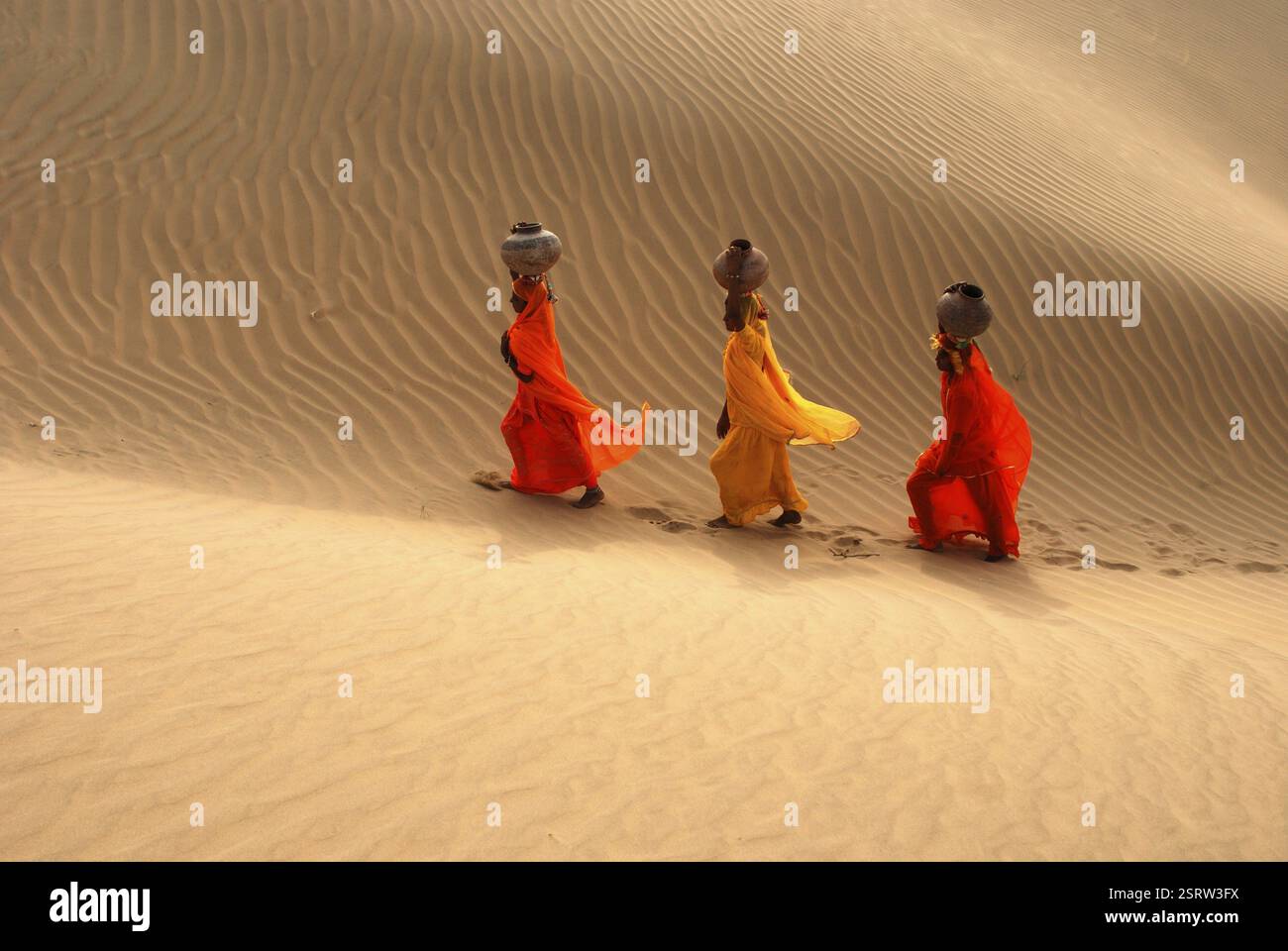 Woman with pitchers on their heads hi-res stock photography and images ...