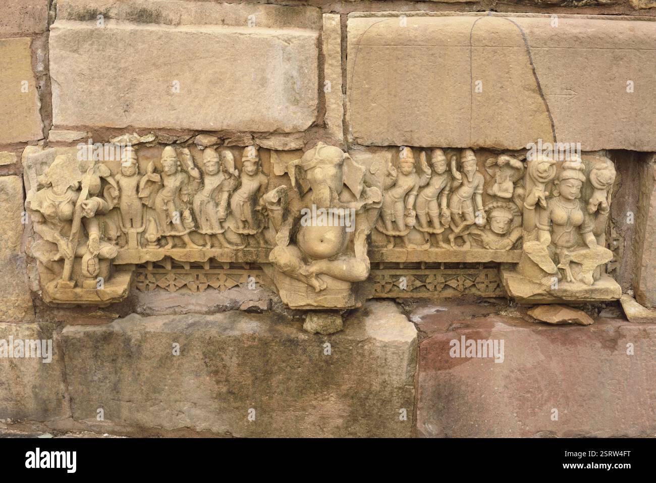 Statues, devi jagadambi temple, khajuraho, madhya pradesh, india, asia ...