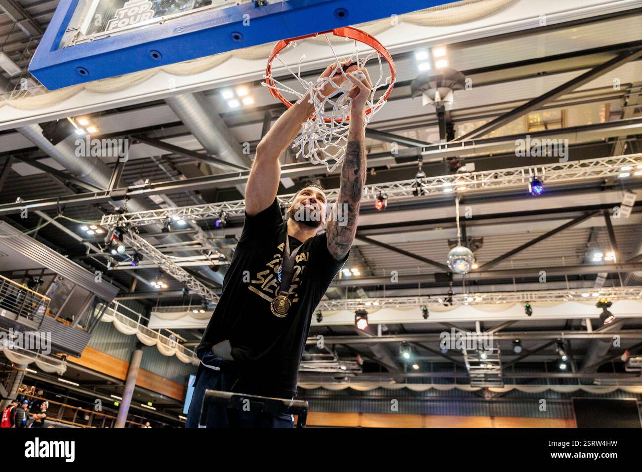 Weissenfels, Deutschland. 16th Feb, 2025. Martin Breunig (Syntainics MBC, 8) schneidet das Netz ...