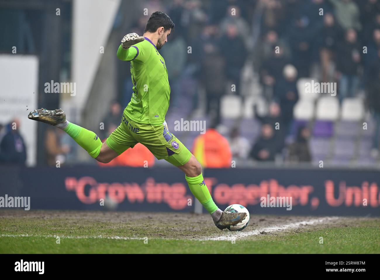 Antwerpen, Belgium. 12th Jan, 2025. goalkeeper Nick Shinton (33) of ...