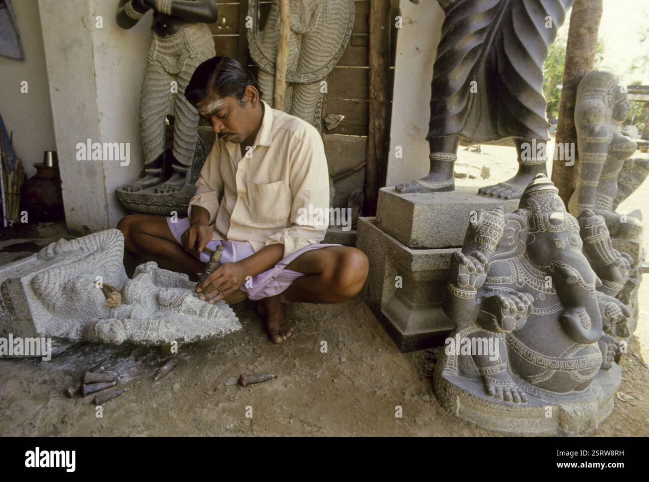Stone carver, mahabalipuram, tamil nadu, india Stock Photo - Alamy