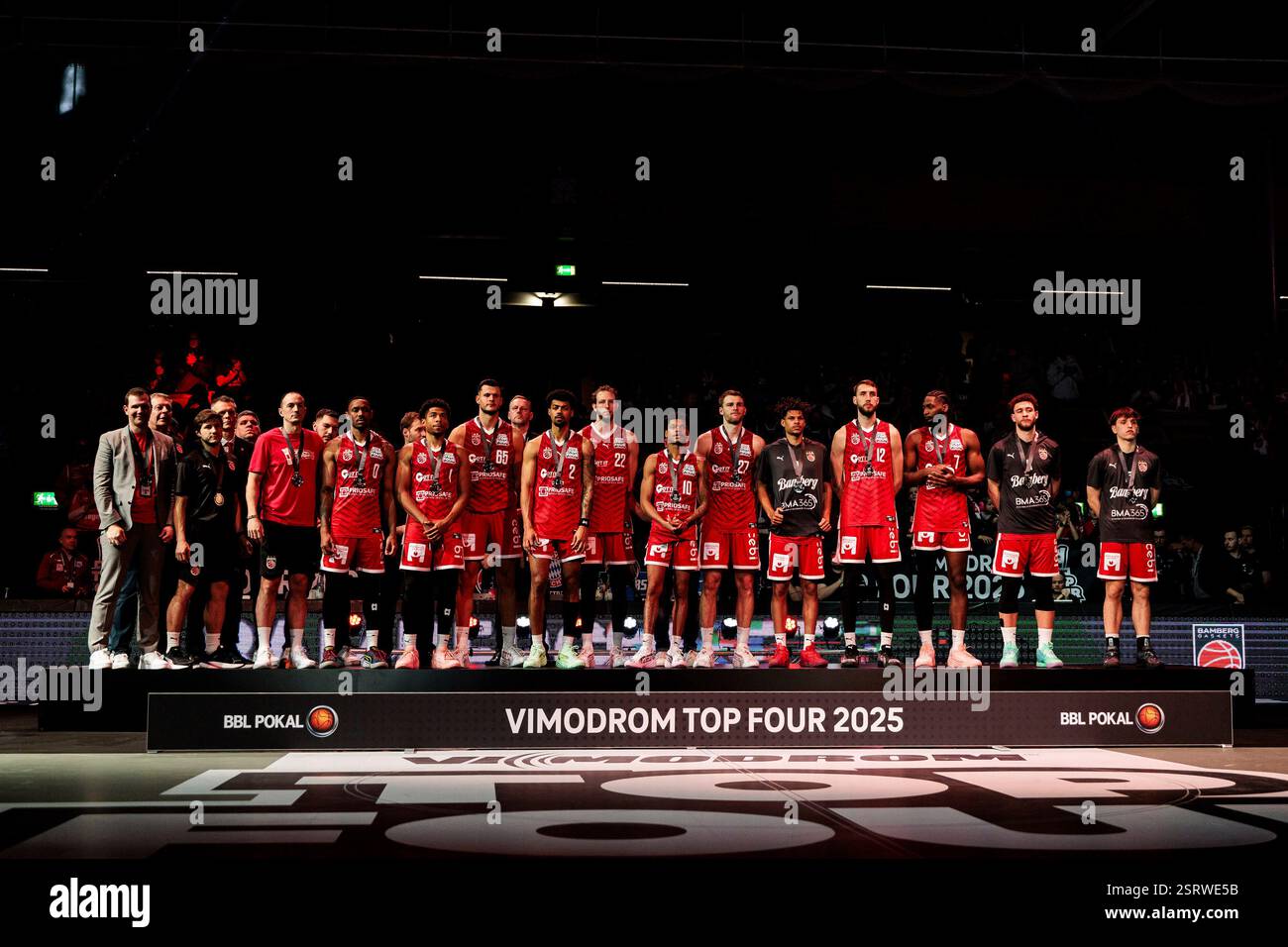 Weissenfels, Deutschland. 16th Feb, 2025. Die Zweitplatzierten Bamberg Baskets VIMODROM TOP FOUR ...