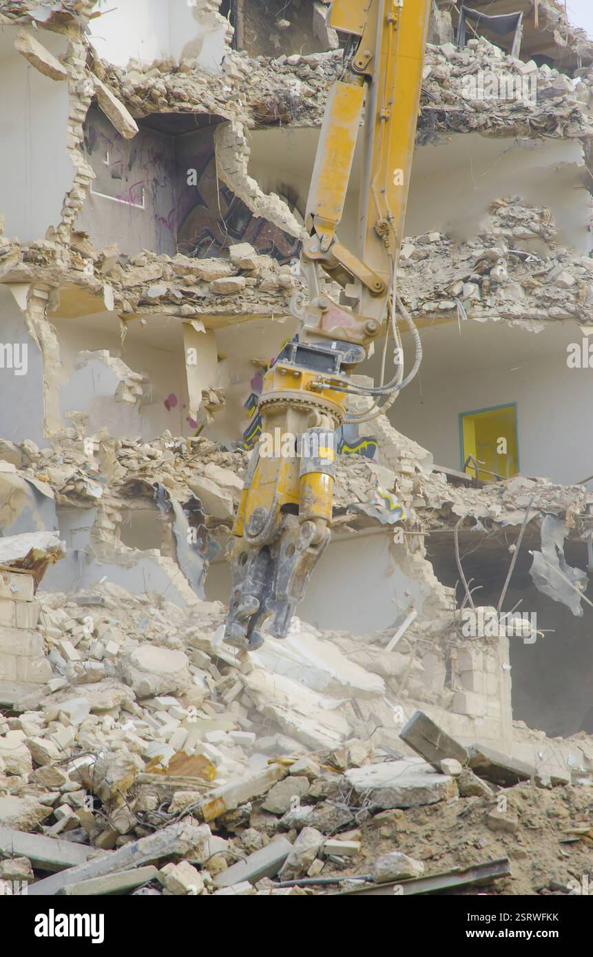 Demolition of tower blocks hi-res stock photography and images - Alamy