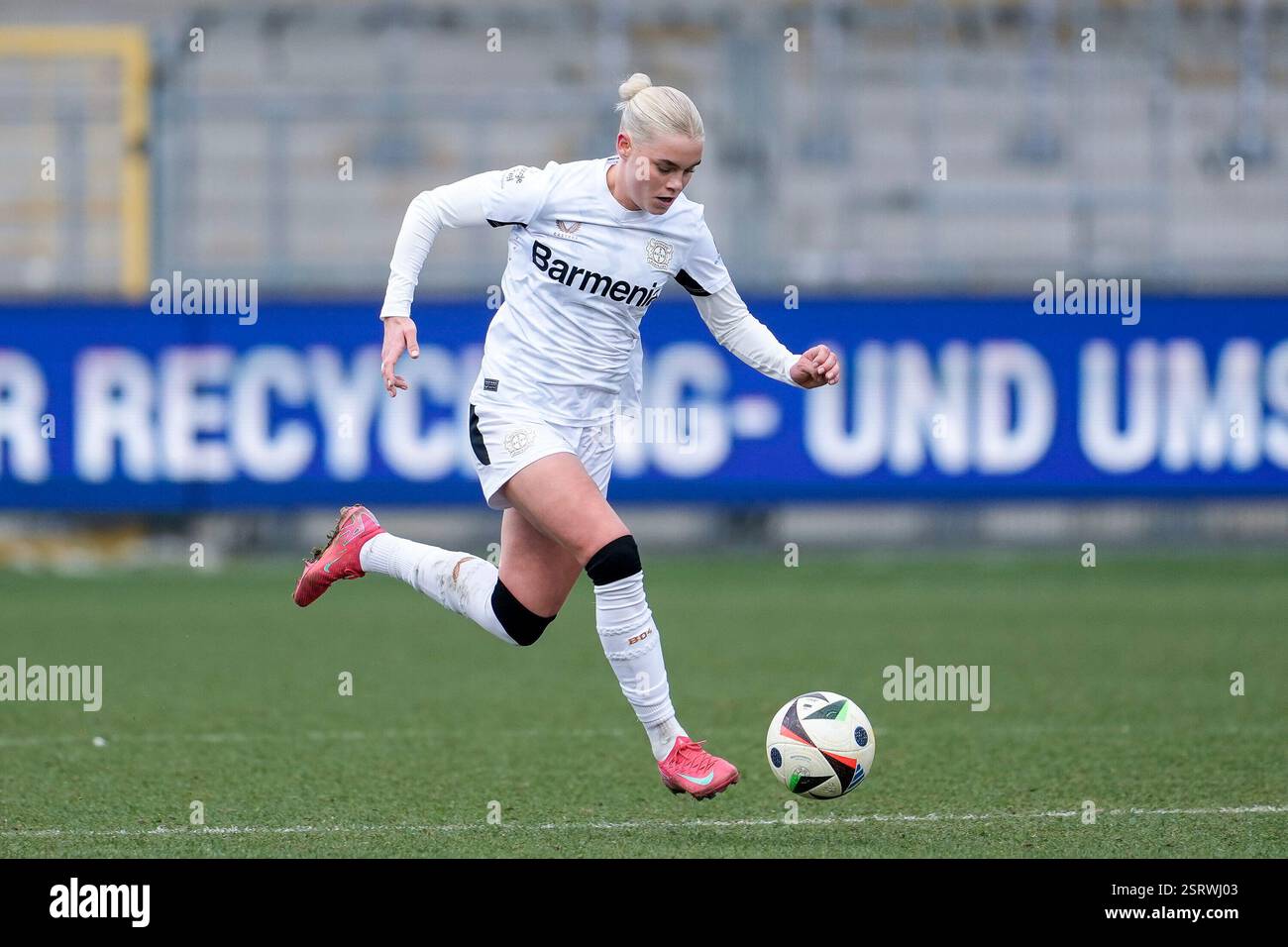 Cornelia Kramer (B04, 7), am Ball, Freisteller, Ganzkörper, Einzelbild, Einzelfoto, Aktion ...