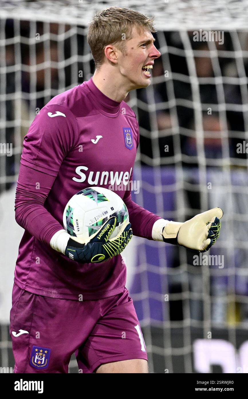 Anderlecht, Belgium. 26th Jan, 2025. goalkeeper Mads Kikkenborg (16) of Anderlecht reacts during ...