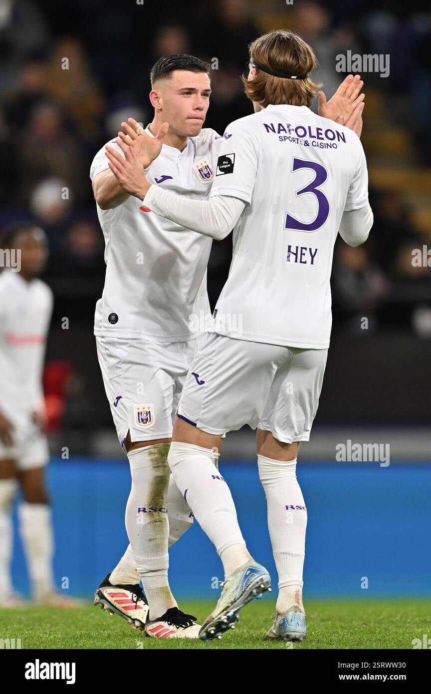 Anderlecht, Belgium. 26th Jan, 2025. Jan-Carlo Simic (4) of Anderlecht welcomes Lucas Hey (3) of ...