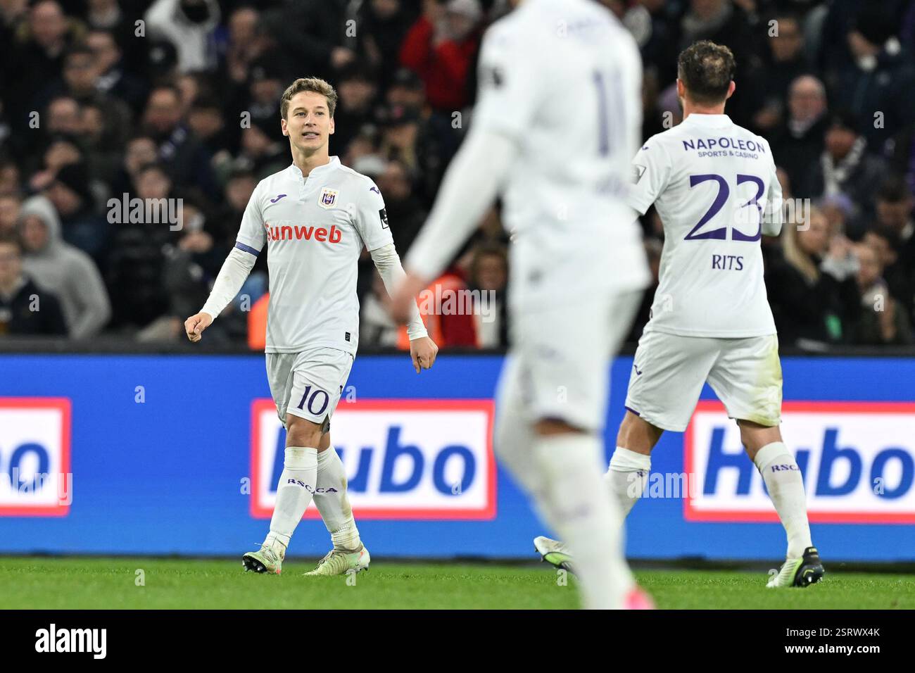 Anderlecht, Belgium. 26th Jan, 2025. Yari Verschaeren (10) of ...