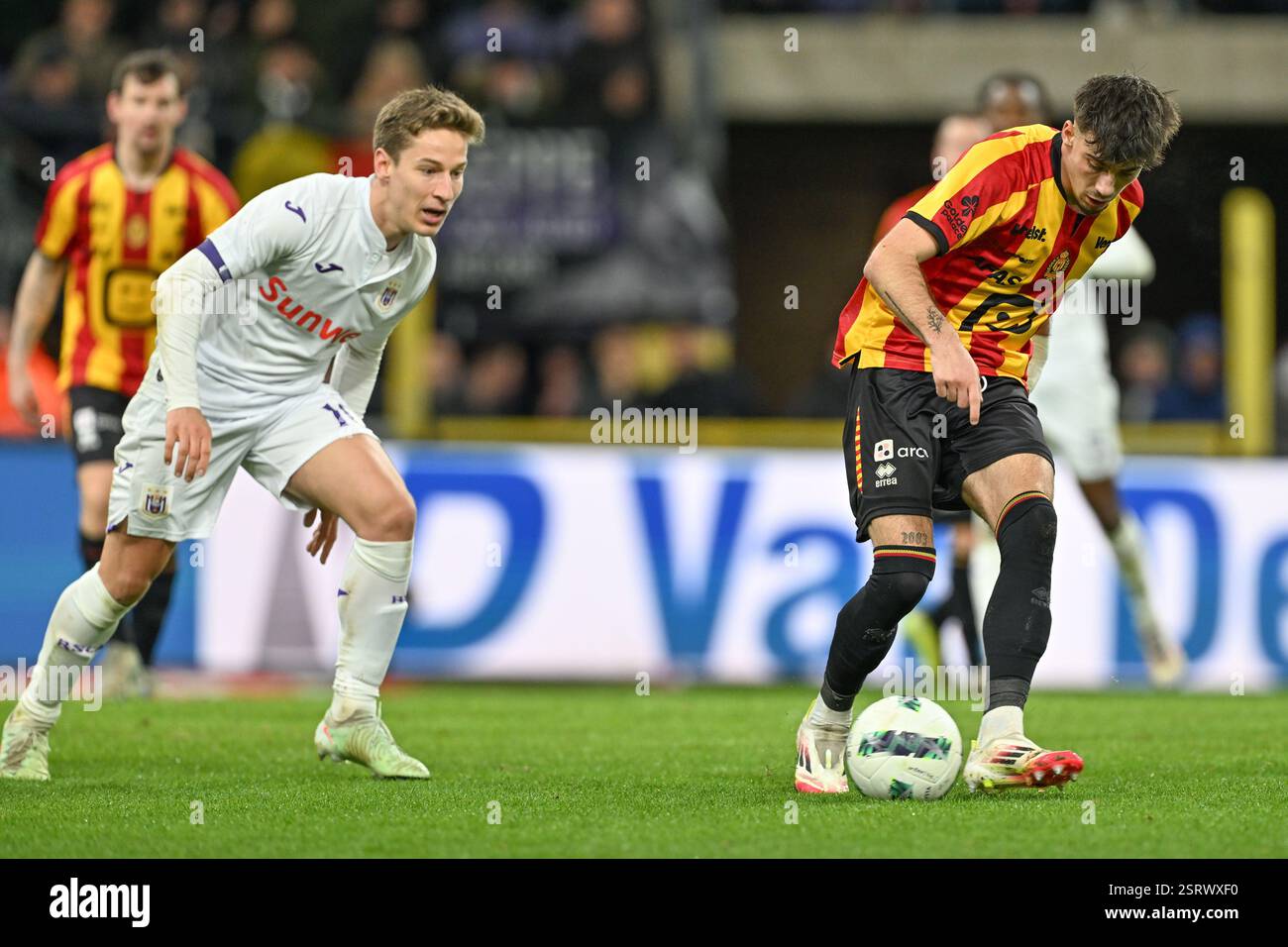 Anderlecht, Belgium. 26th Jan, 2025. Yari Verschaeren (10) of ...