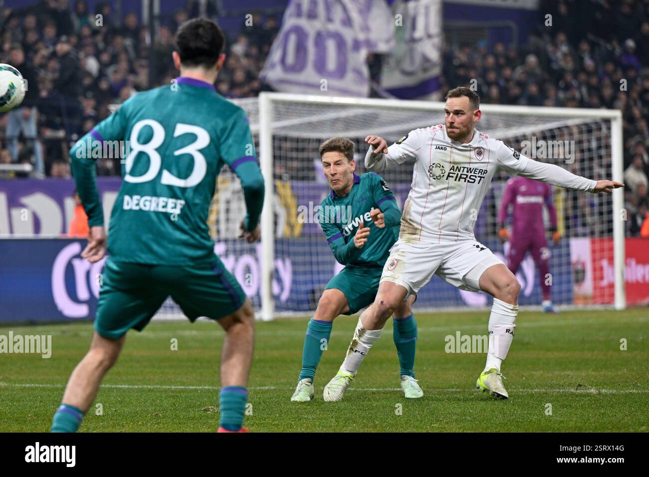 Anderlecht, Belgium. 16th Jan, 2025. Yari Verschaeren (10) of ...