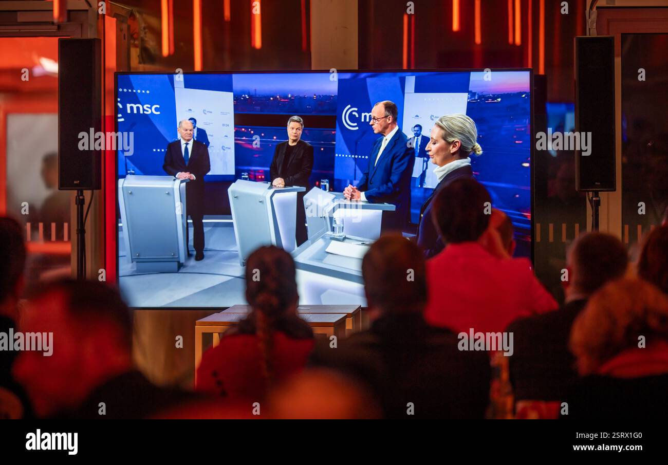 dpatop - 16 February 2025, Berlin: Observers follow the "Quadrell", the ...