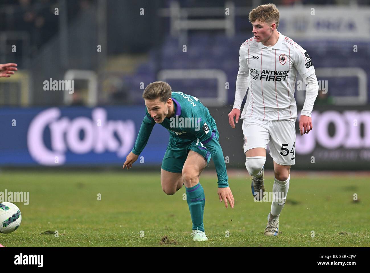 Anderlecht, Belgium. 16th Jan, 2025. Yari Verschaeren (10) of ...