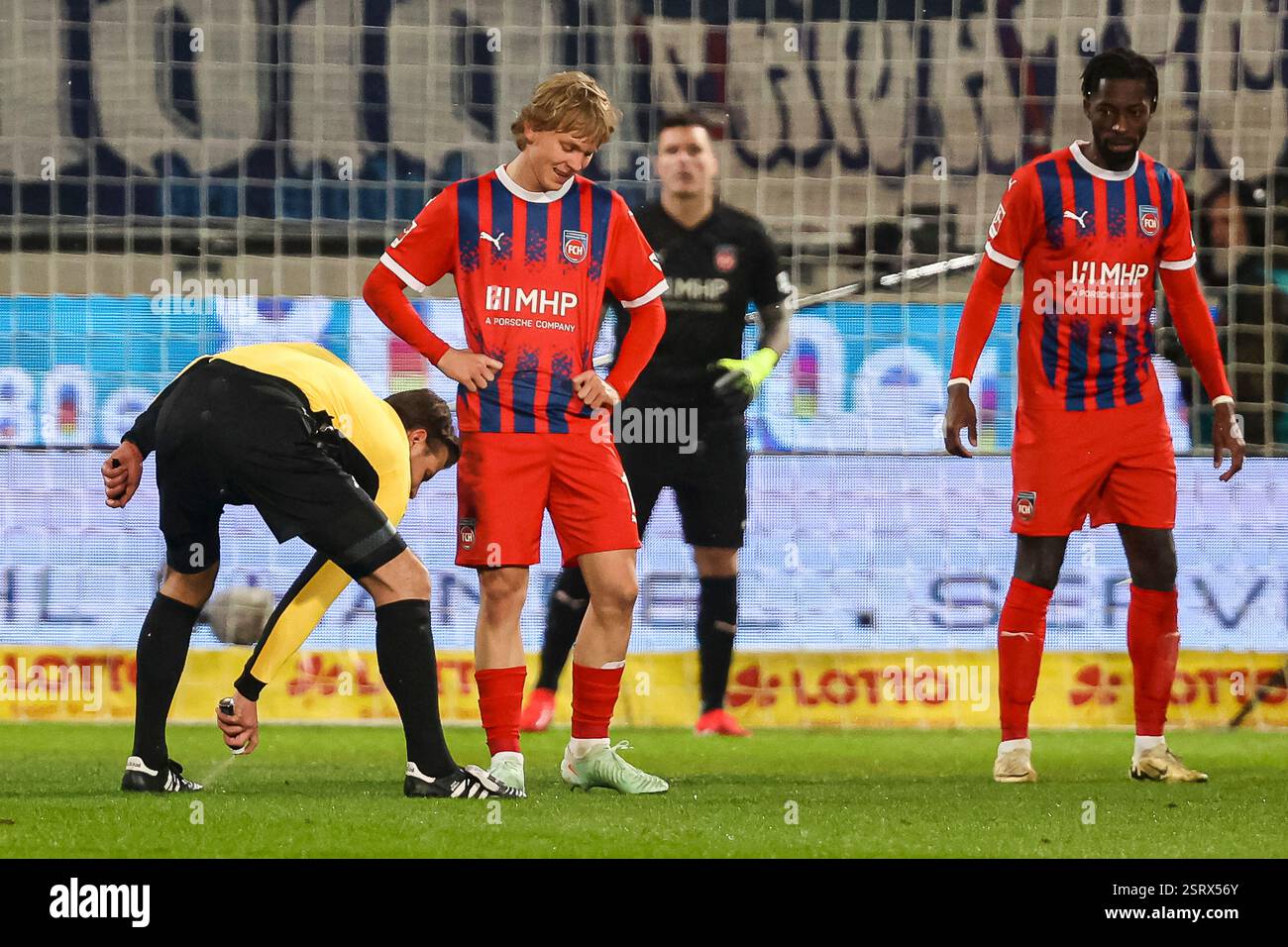 Heidenheim, Deutschland. 16th Feb, 2025. Schiedsrichter Dr. Felix Brych ...