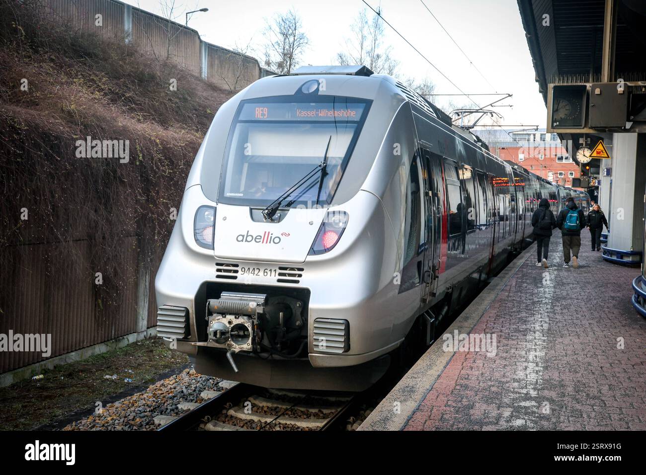 Eisenbahnverkehr in Kassel-Wilhelmshöhe - Regionalexpress Zug von ...