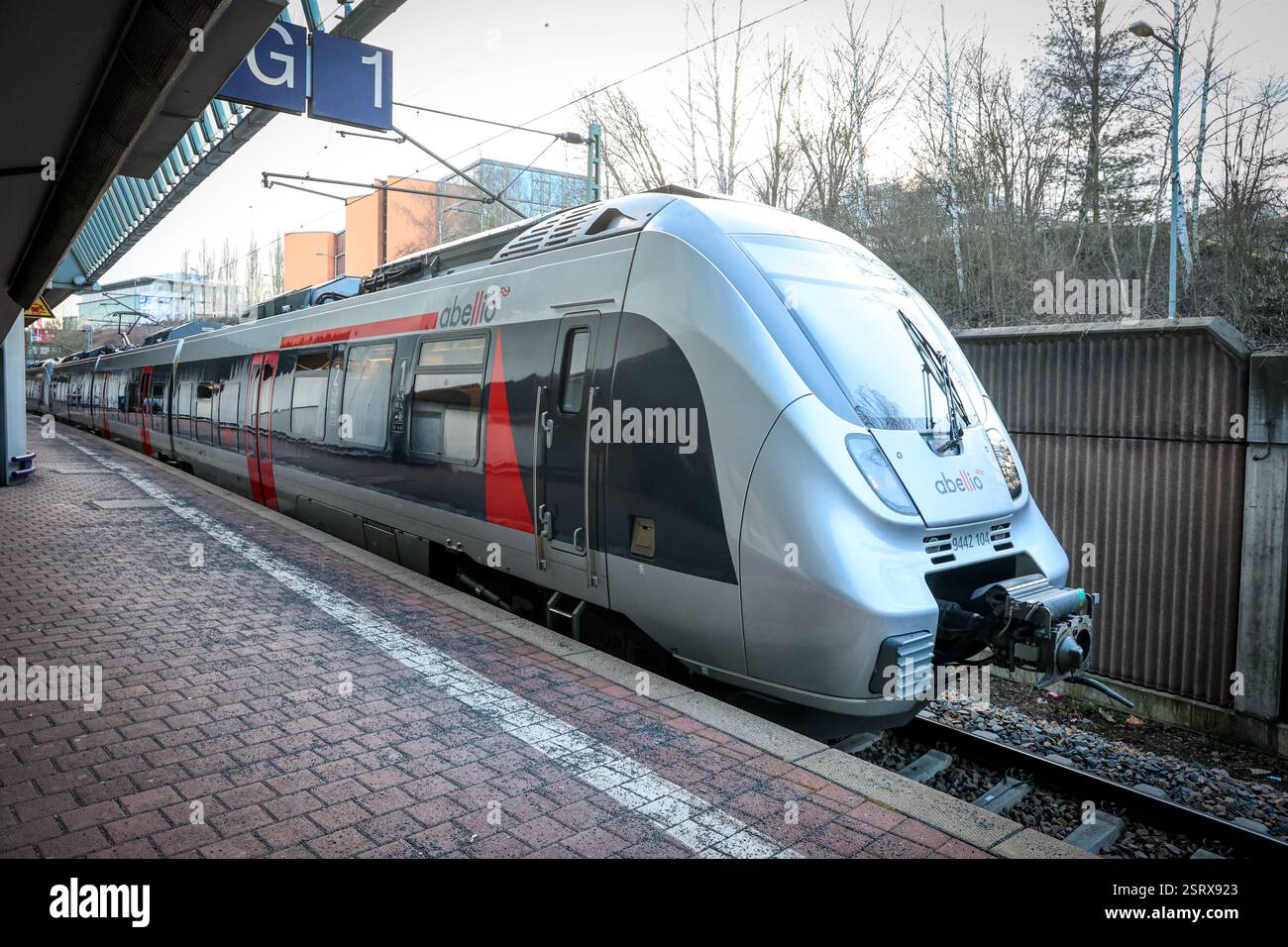Eisenbahnverkehr in Kassel-Wilhelmshöhe - Regionalexpress Zug von ...