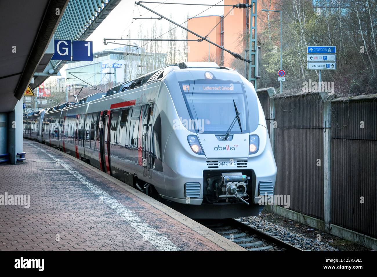 Eisenbahnverkehr in Kassel-Wilhelmshöhe - Regionalexpress Zug von ...