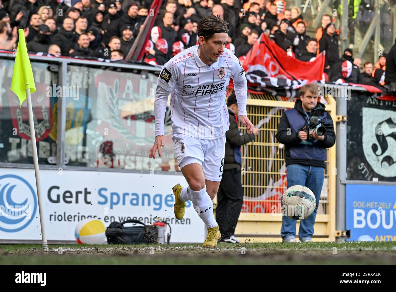 Antwerpen, Belgium. 12th Jan, 2025. Dennis Praet (8) of Antwerp pictured during the Jupiler Pro ...