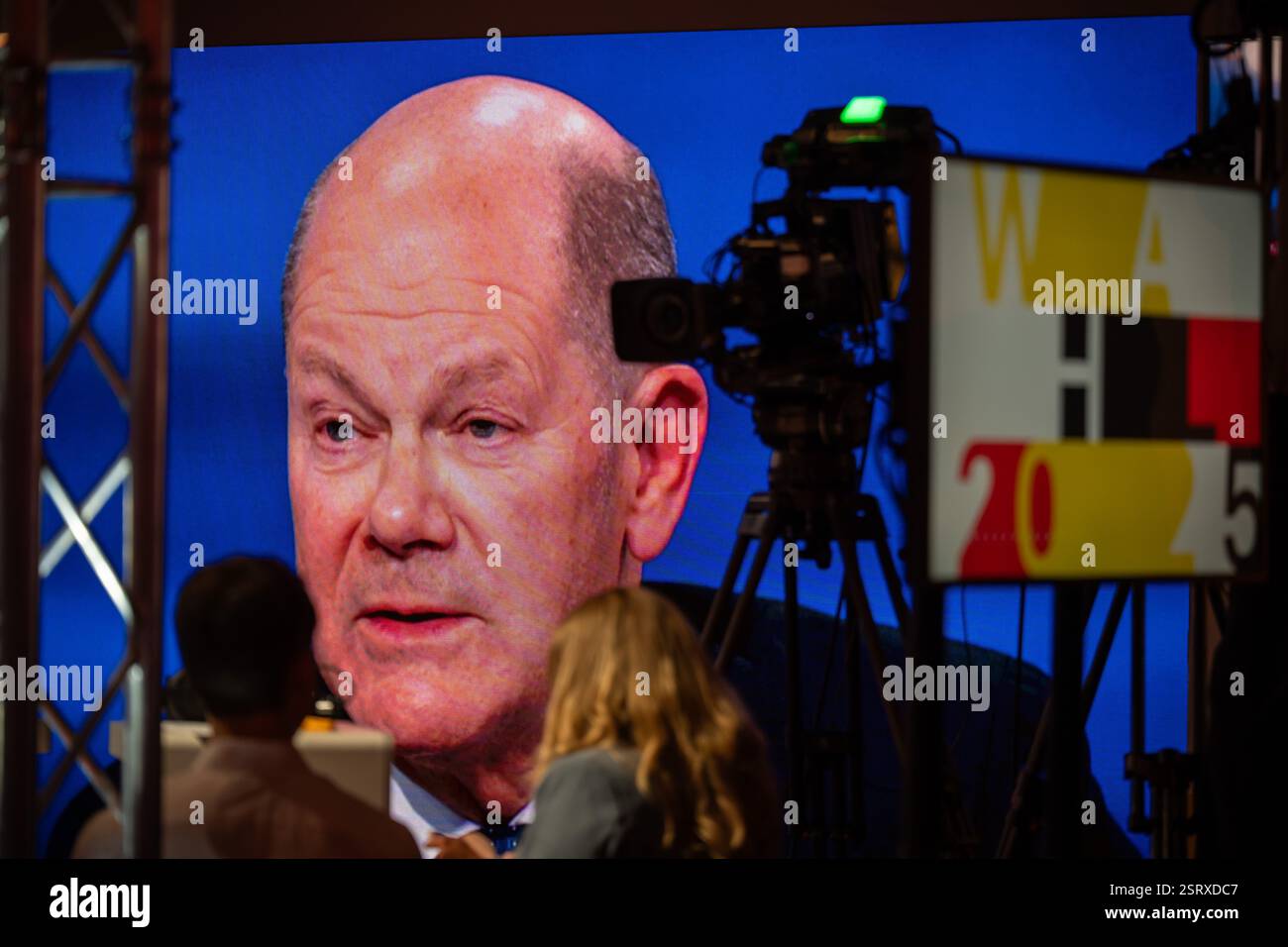 16 February 2025, Berlin: Observers follow the "Quadrell", the TV round ...