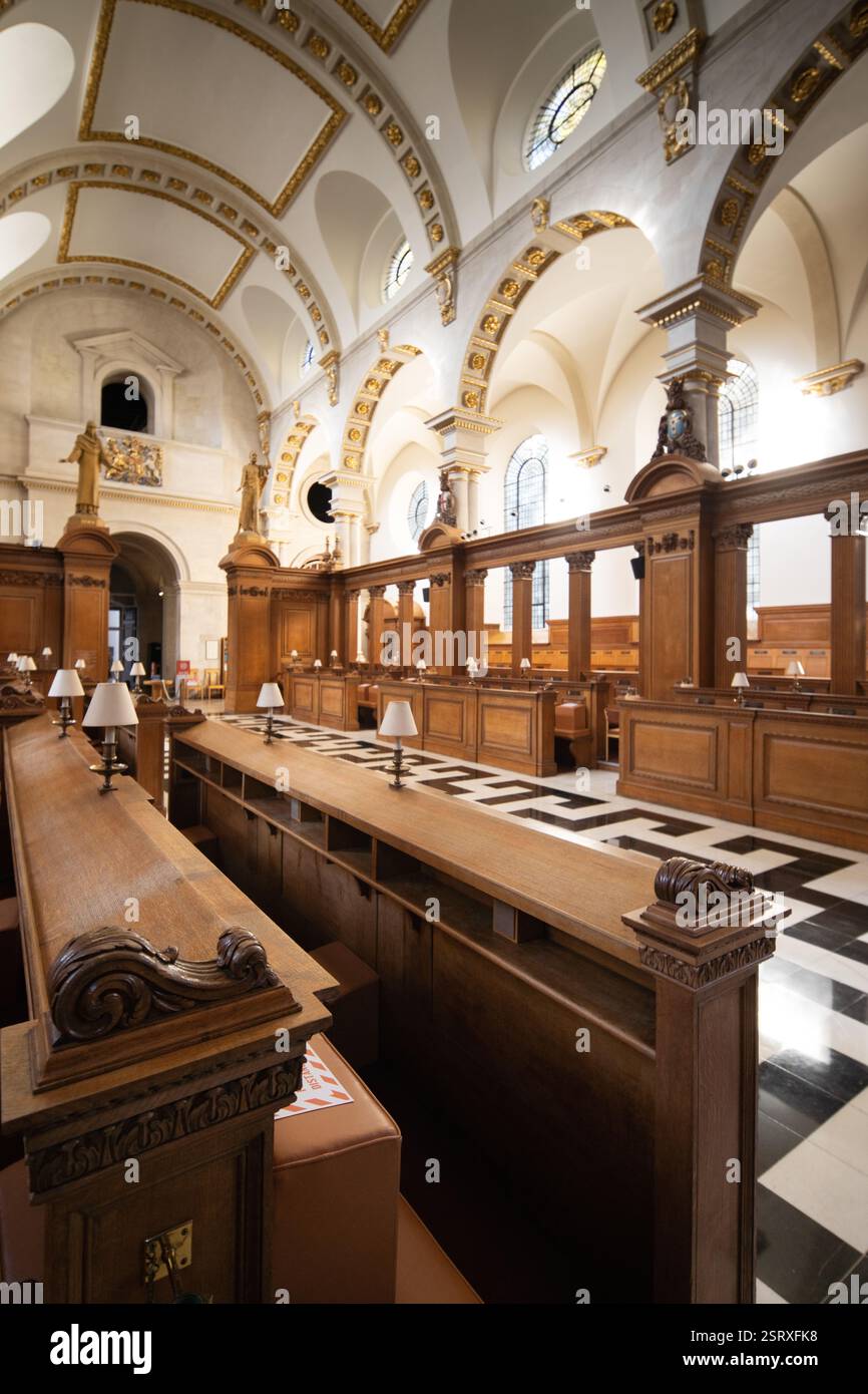 St Bride's Church, Fleet Street. Wooden pews, ornate architecture ...