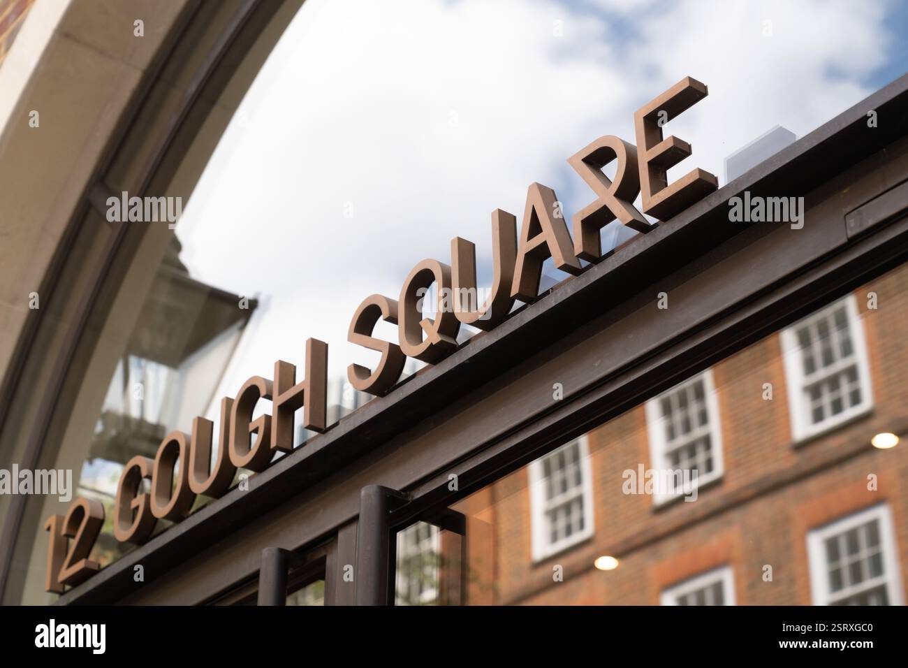 12 Gough Square, London. Sign on building facade Stock Photo - Alamy