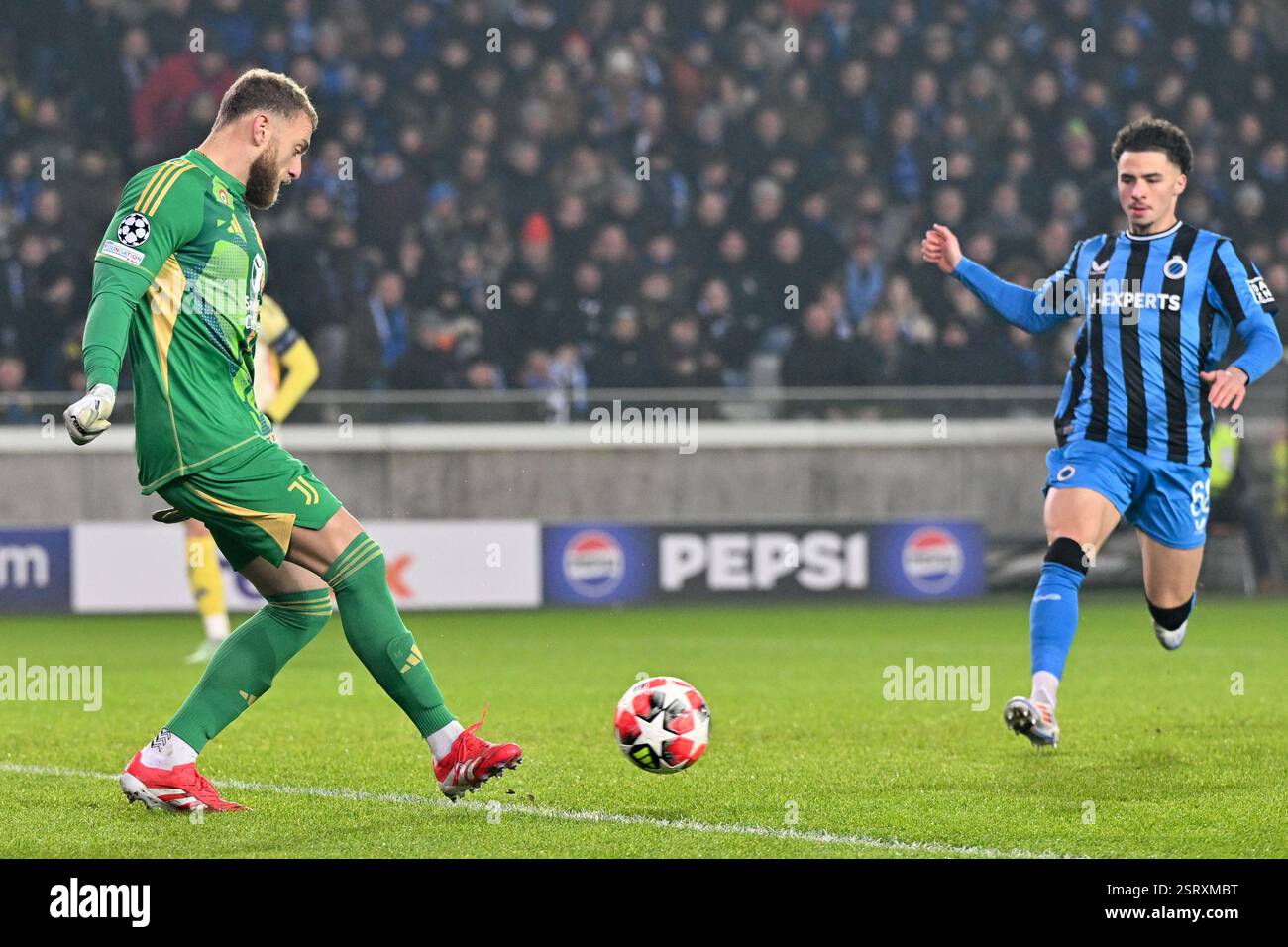 Brugge, Belgium. 21st Jan, 2025. goalkeeper Michele Di Gregorio (29) of ...