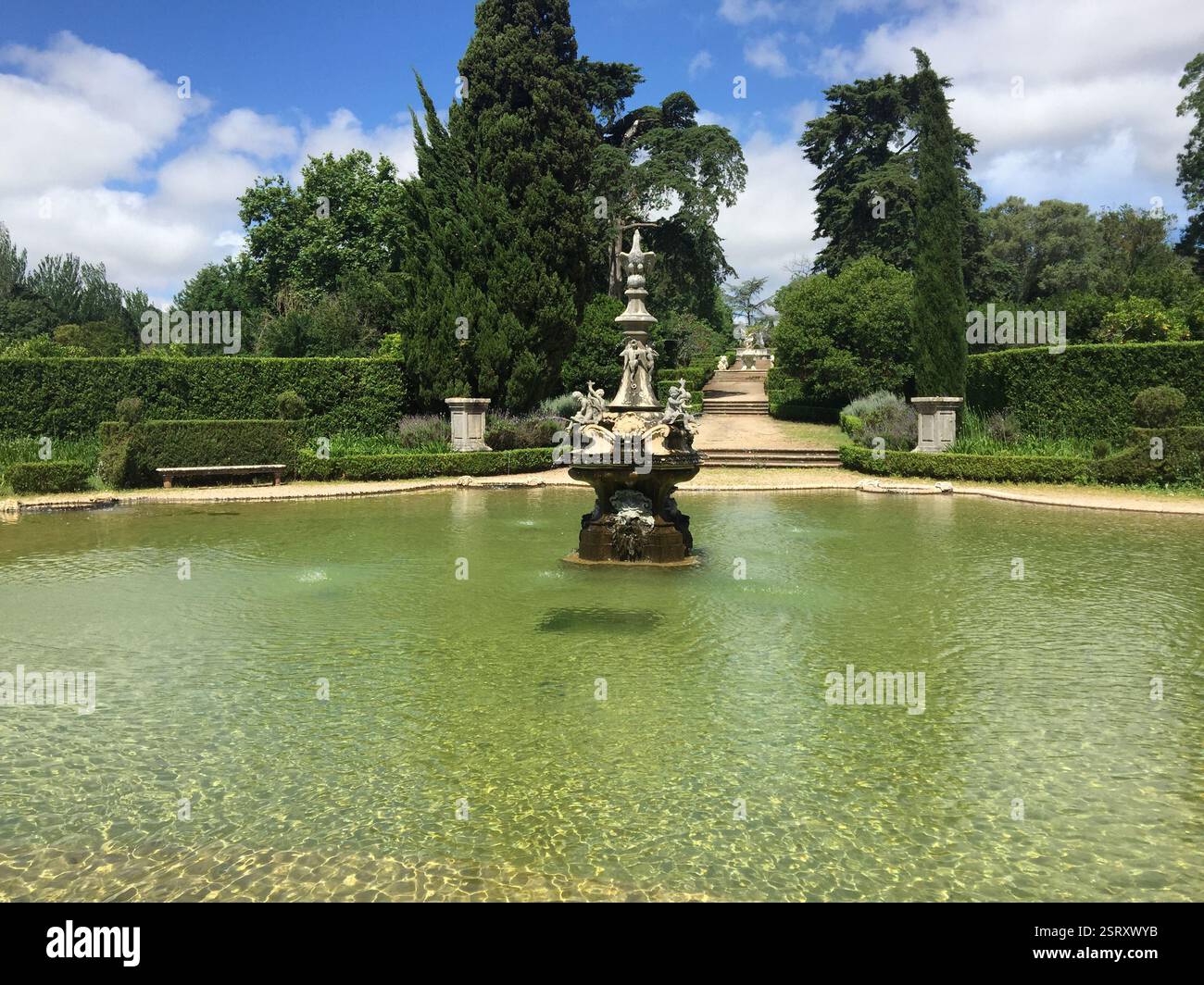 Circular pond with fountain hi-res stock photography and images - Alamy