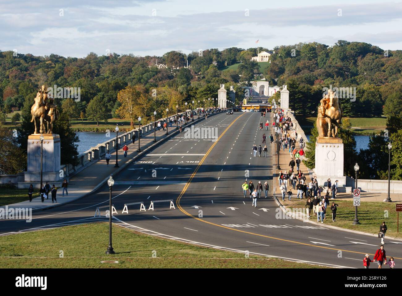 Arlington memorial bridge images hi-res stock photography and images ...