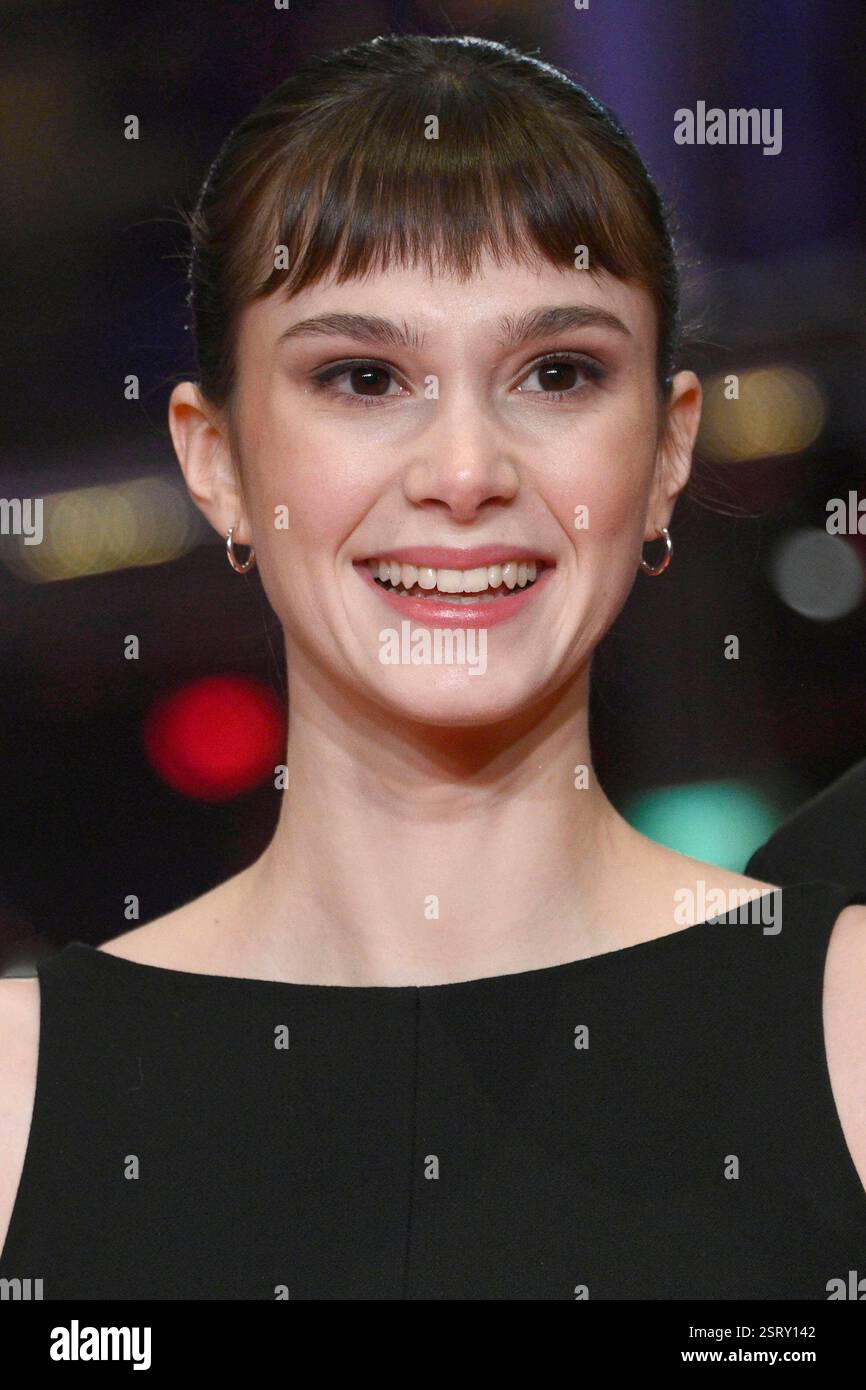 Clara Pacini bei der Premiere des Kinofilms La Tour de glace / The Ice ...