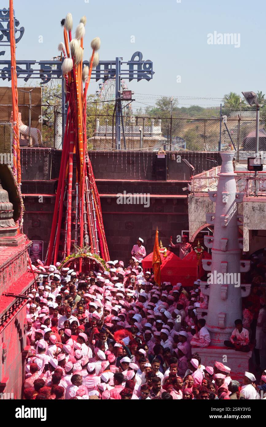 Pune, India. 16th Feb, 2025. Pilgrims dance on tune of traditional ...