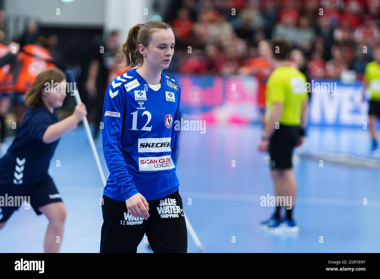 Odense, Denmark. 16th Feb, 2025. Anna Kristensen (12) of Team Esbjerg ...