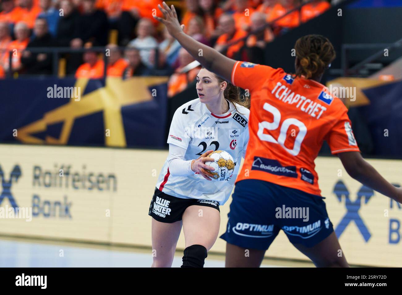 Odense, Denmark. 16th Feb, 2025. Line Haugsted (22) of Team Esbjerg ...