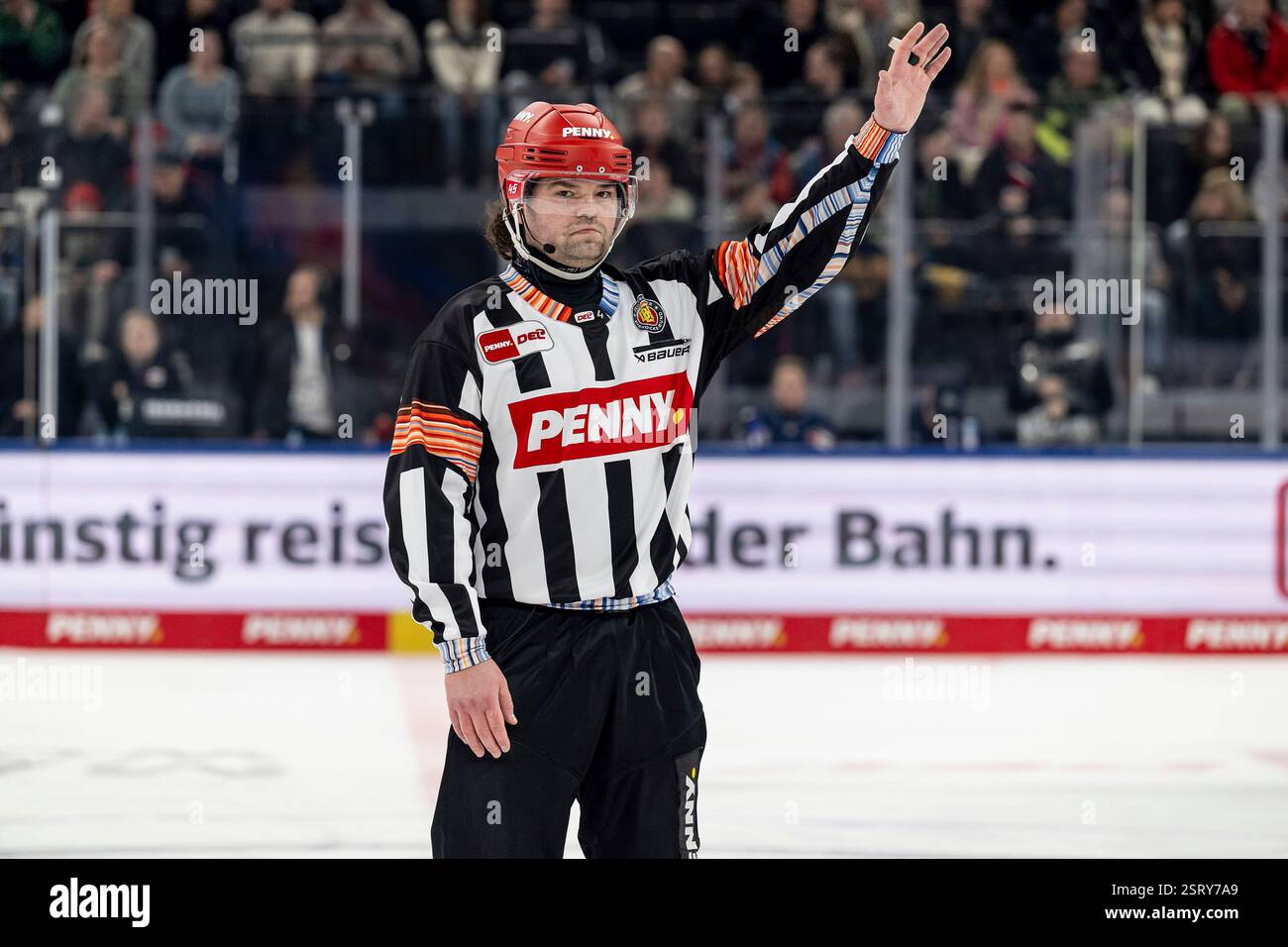 Muenchen, Deutschland. 16th Feb, 2025. Hauptschiedsrichter Roman Gofman ...