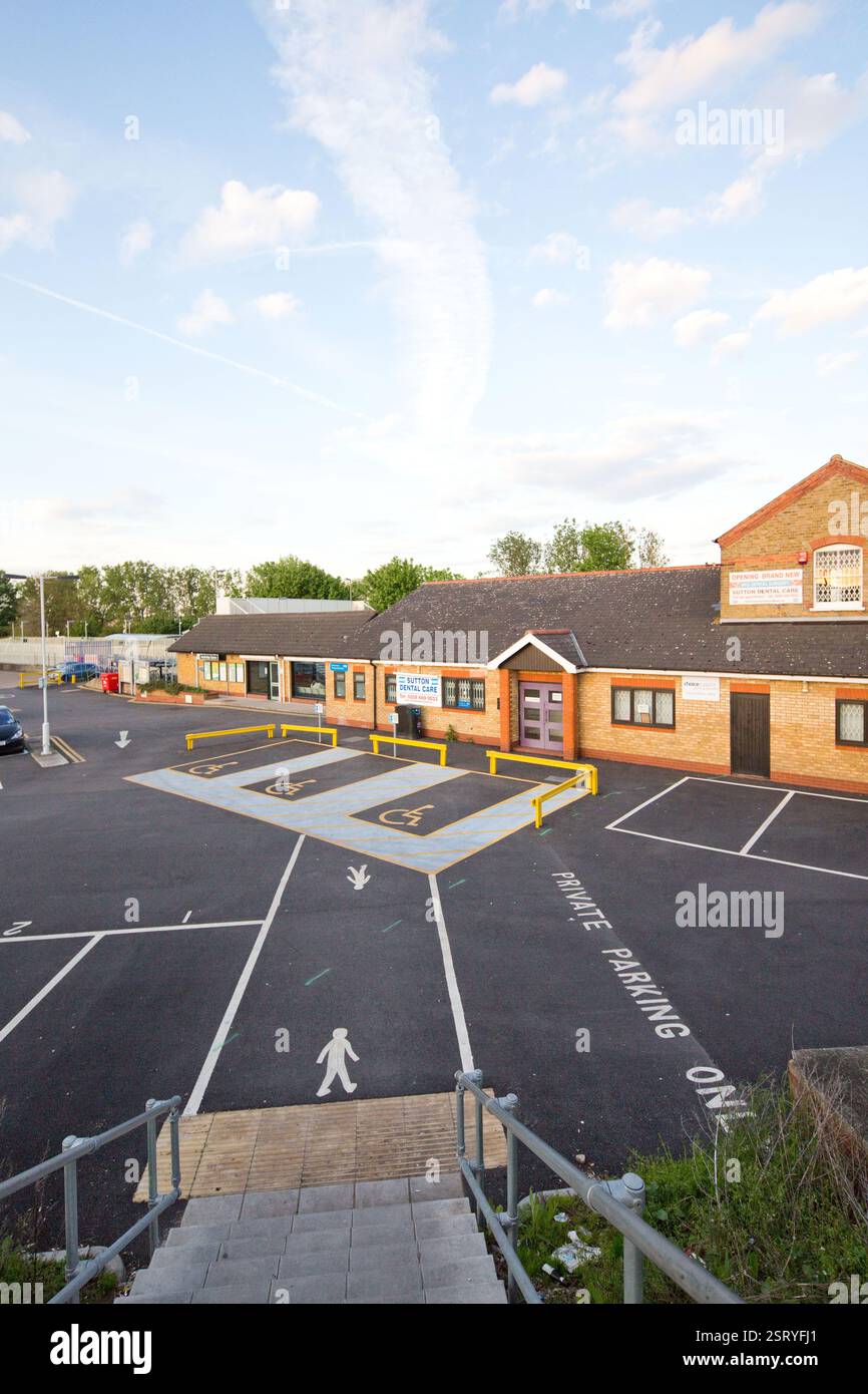 Hackbridge railway station Stock Photo - Alamy