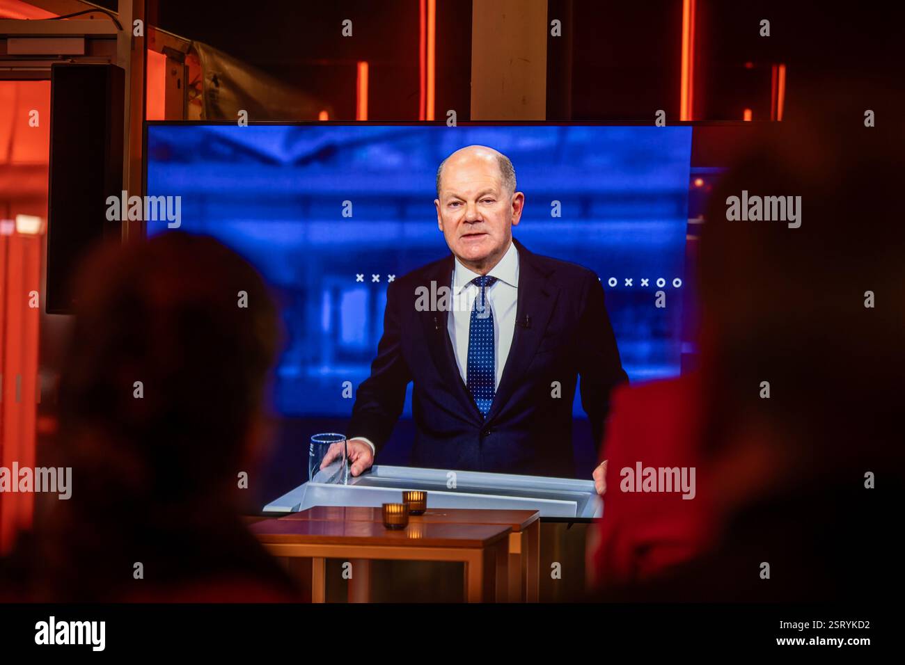 16 February 2025, Berlin: Observers follow the "Quadrell", the TV round ...
