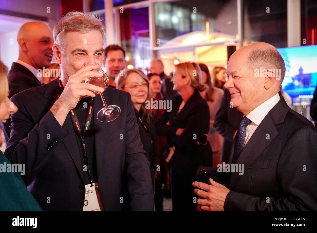 Berlin, Germany. 16th Feb, 2025. Federal Chancellor Olaf Scholz (SPD, r ...