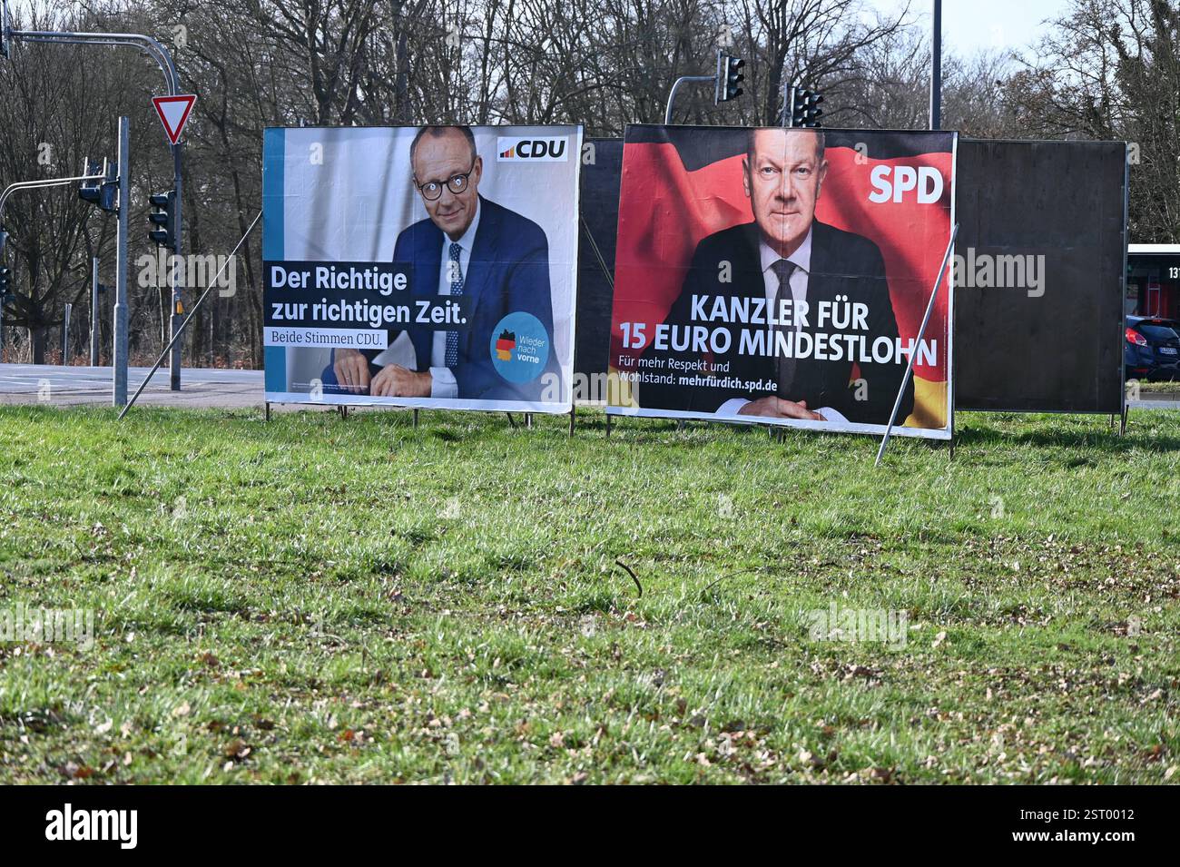 Wahlplakate von CDU mit Friedrich Merz und SPD mit Olaf Scholz zur ...