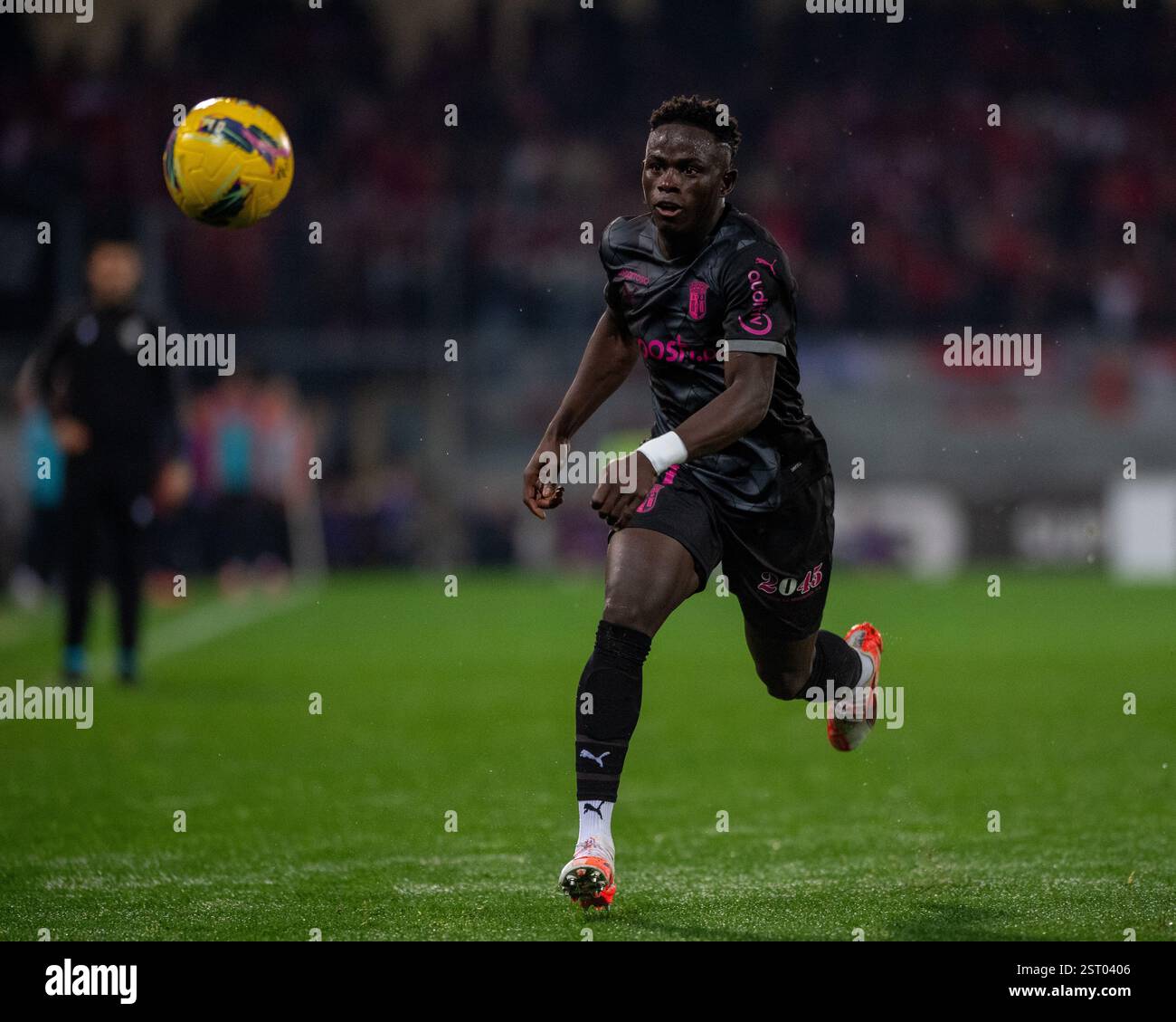 Guimaraes, Guimaraes, Portugal. 16th Feb, 2025. ROGER FERNANDES from SC ...
