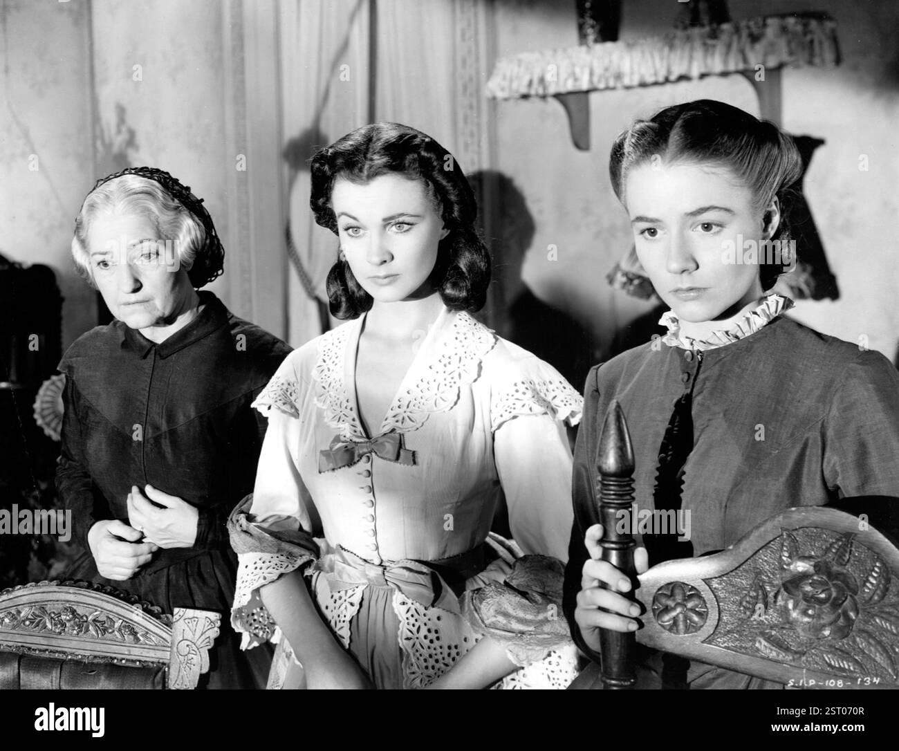 GONE WITH THE WIND [US 1939] [L-R] LEONA ROBERTS, VIVIEN LEIGH as Scarlett O'Hara, ALICIA RHETT ...
