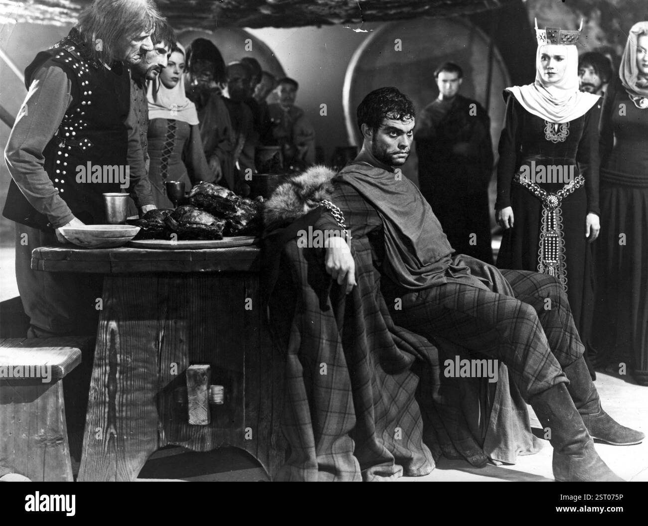 MACBETH [US 1948] ORSON WELLES as MacBeth, JEANETTE NOLAN as Lady ...