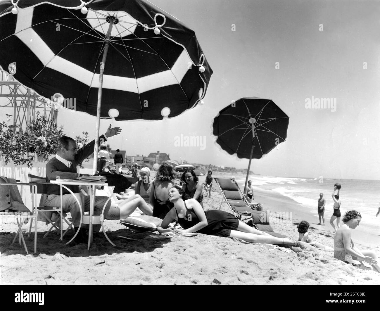 HOLLYWOOD BOULEVARD [US 1936] C HENRY GORDON [left], FRIEDA INESCORT ...