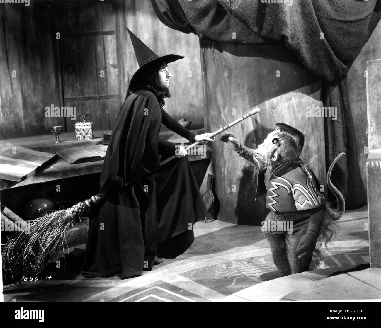 THE WIZARD OF OZ [US 1939] MARGARET HAMILTON as The Wicked Witch of the ...