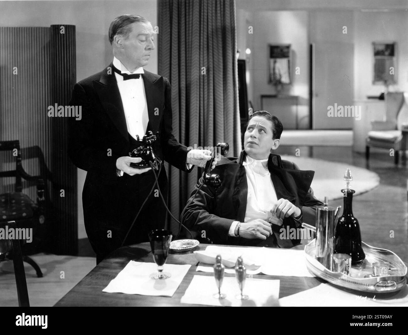 WE'RE IN THE MONEY [US 1935] EE CLIVE, ROSS ALEXANDER Date: 1935 Stock ...