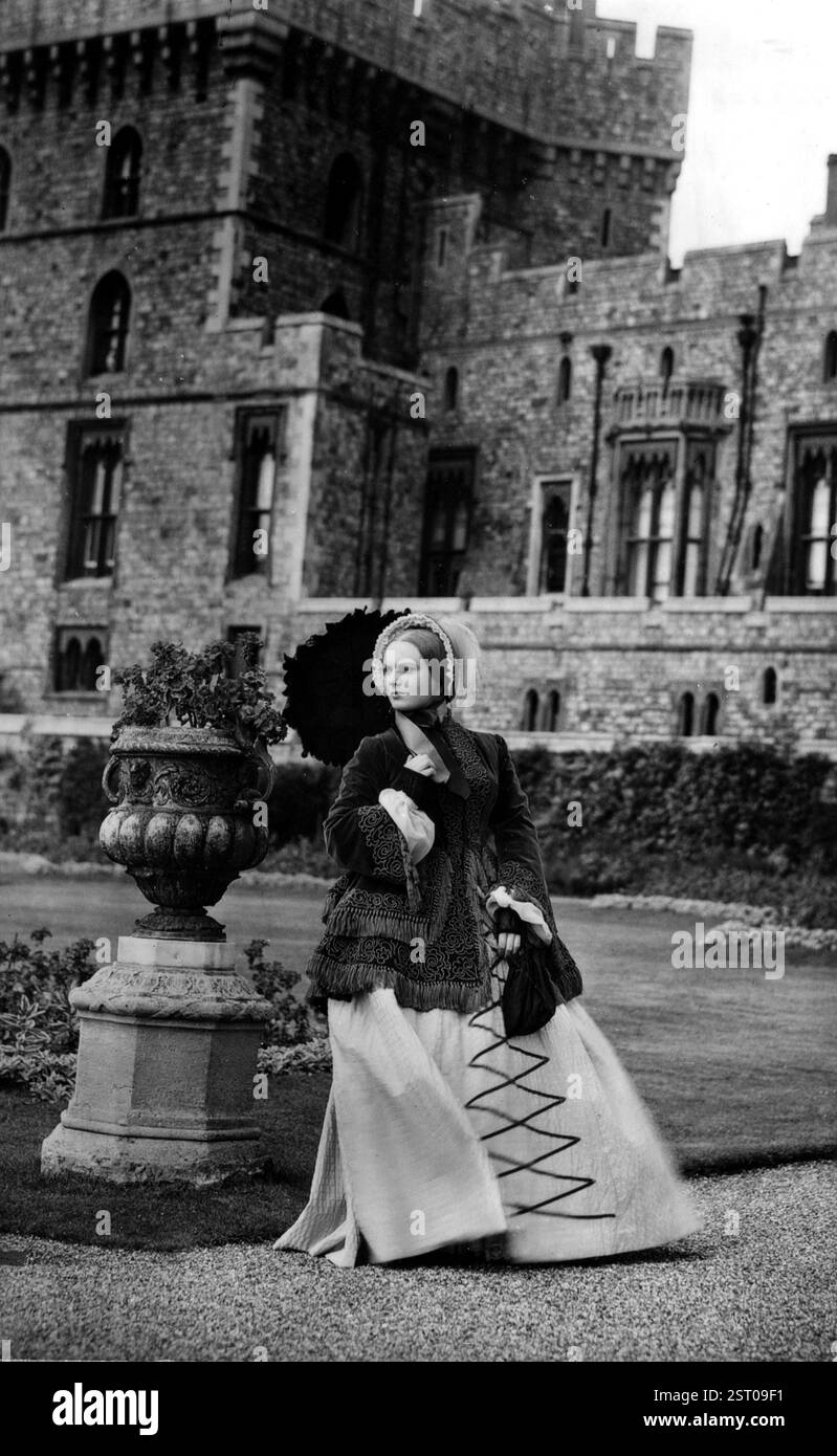 SIXTY GLORIOUS YEARS [BR 1938] ANNA NEAGLE as Queen Victoria Date: 1938 ...