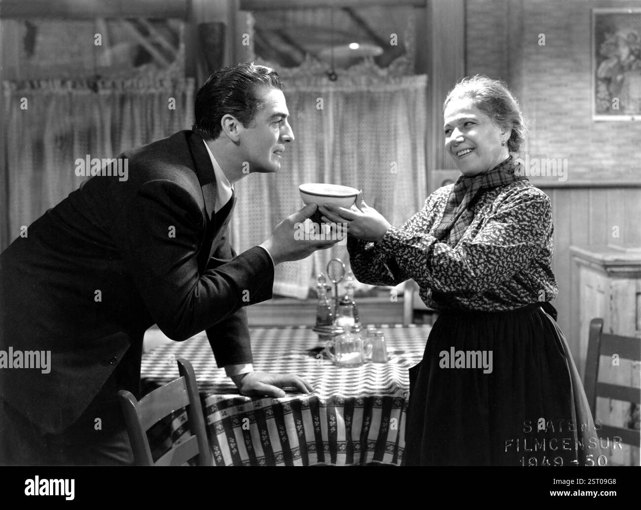 CRY OF THE CITY [US 1948] VICTOR MATURE, MIMI AGUGLIA Date: 1948 Stock ...