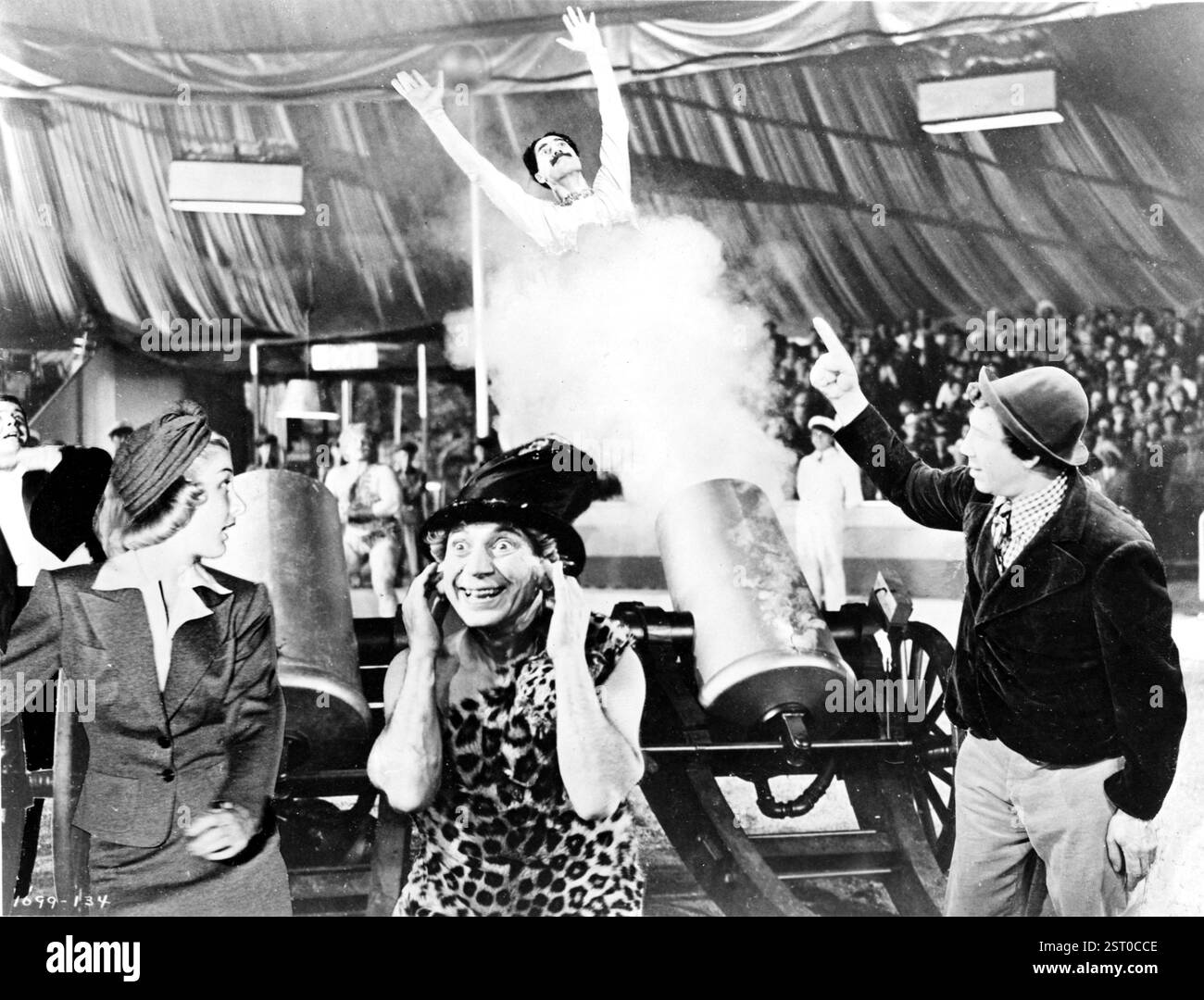 A NIGHT AT THE OPERA [US 1935] HARPO MARX, GOUCHOM MARX, CHICO MARX ...