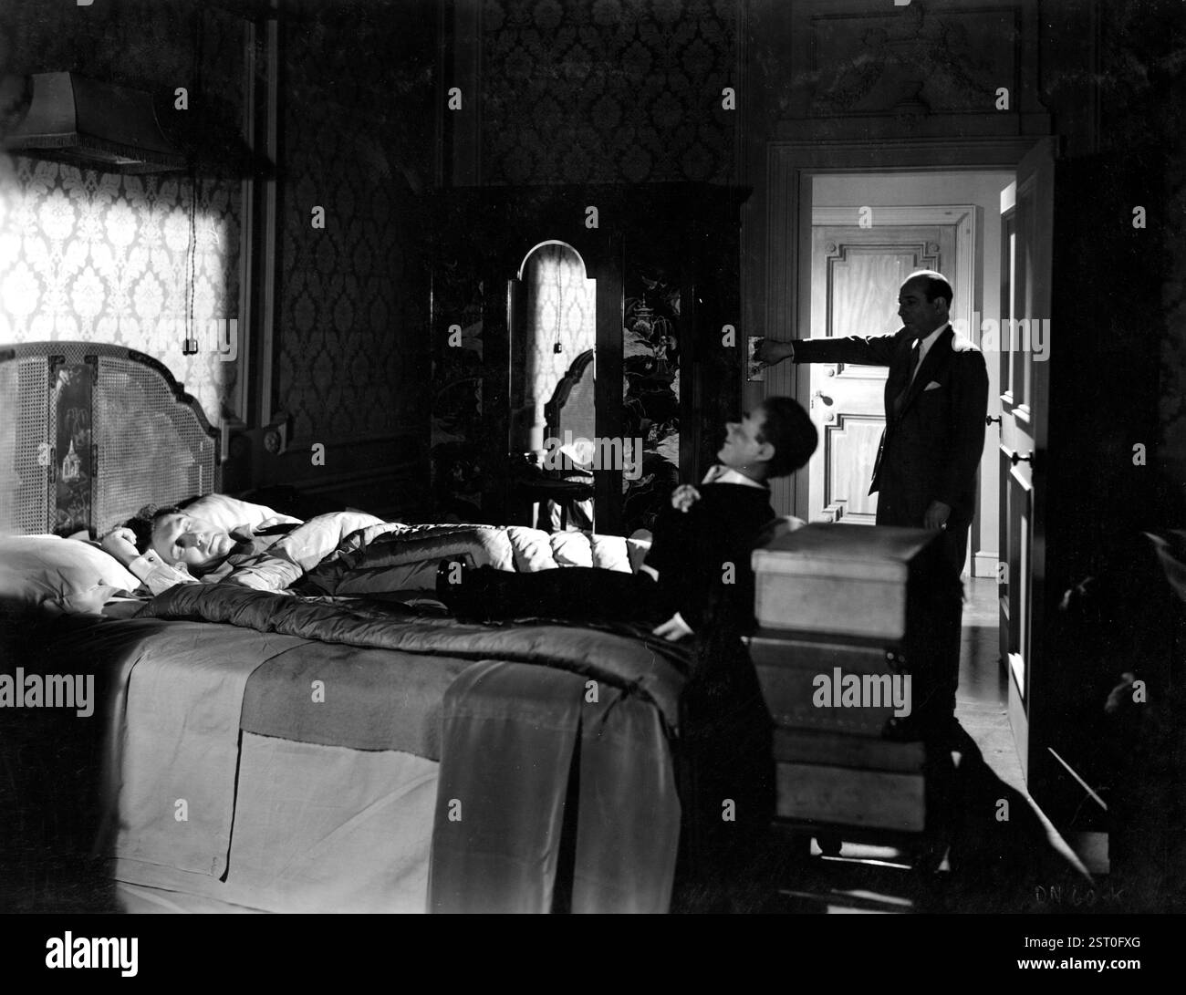 DEAD OF NIGHT [BR 1945] MICHAEL REDGRAVE, HARTLEY POWER Date: 1945 ...